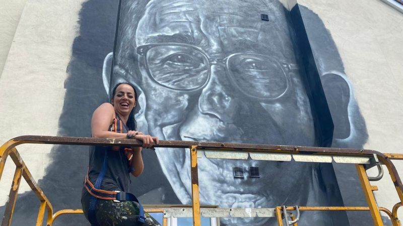 DJ Derek: Mural celebrates legend of Bristol's music scene - BBC News