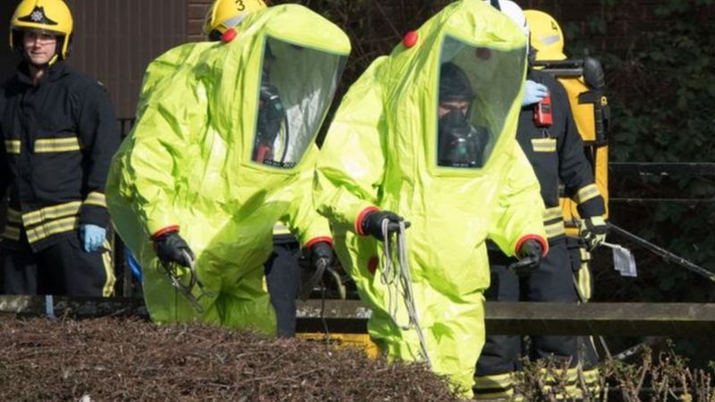 Skripal poisoning: Salisbury clean-up begins in bench area - BBC News
