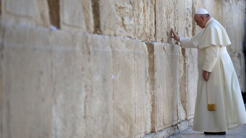 Pope Francis' hand of friendship to Jews - BBC News