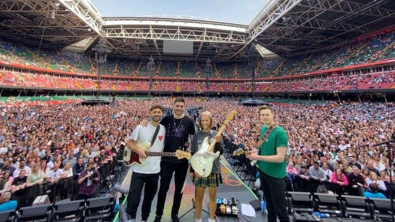 Coldplay: Kelly Jones and choir join band in Cardiff gig - BBC News