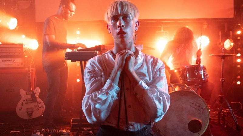 The Ninth Wave bonded by childhood friendship - BBC News