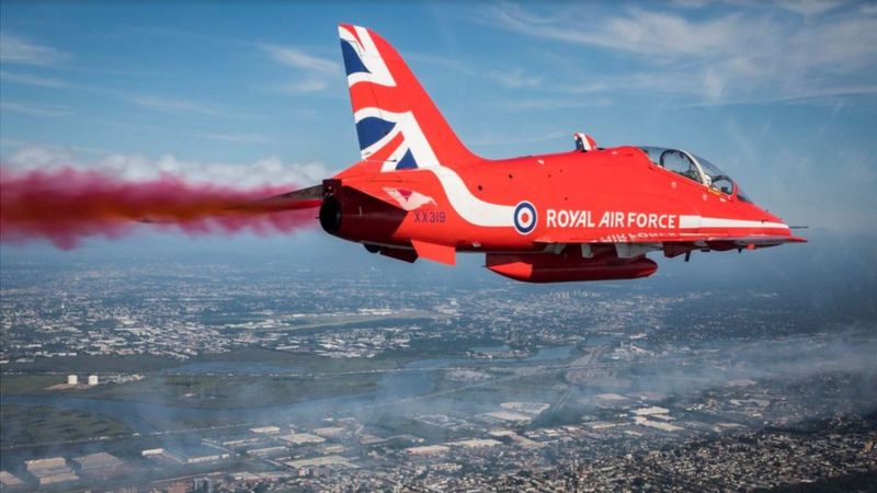 Red Arrows stage display over New York City - BBC News