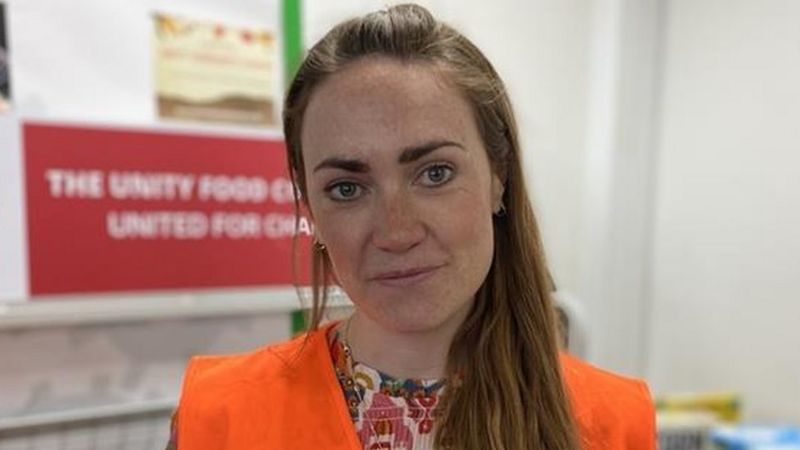 Leeds rail commuters asked for food bank donations - BBC News