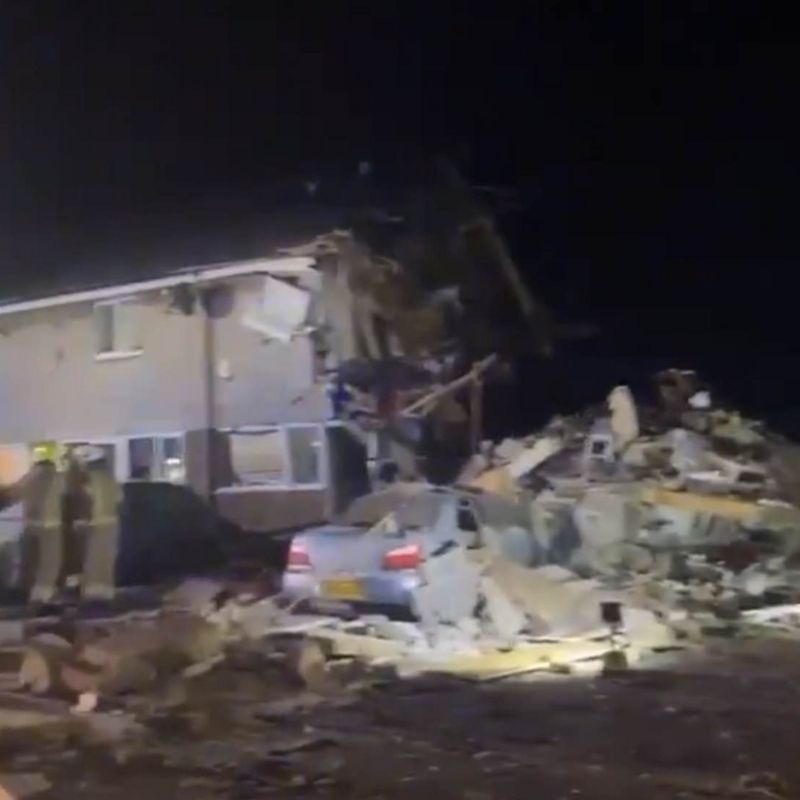 Two rescued as explosion destroys Edinburgh house - BBC News