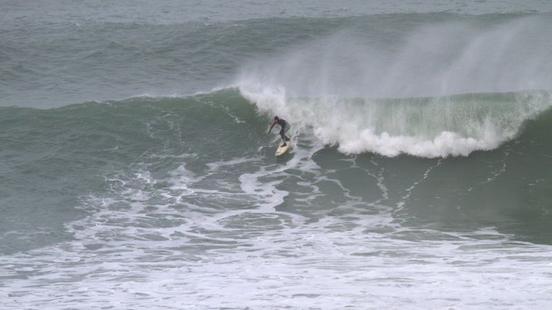 Cribbar surfed by Kamron Matthews, 15, in Newquay - BBC News