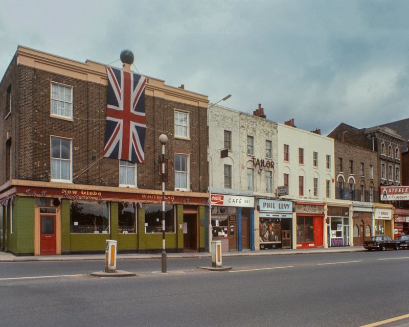 Unseen photos of East End London in glorious colour - BBC News