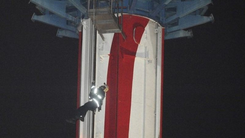 Quick-thinking theme park rescuers save falling US teenager - BBC News