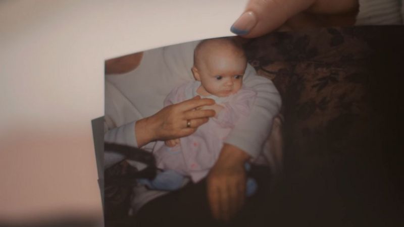 Ellie Simmonds' emotional search for birth mother - BBC News