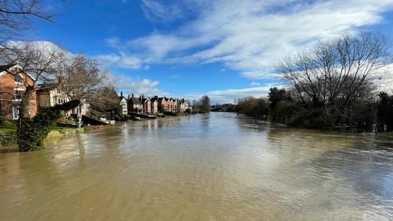 River Severn Flooding: Homes and businesses evacuated - BBC News