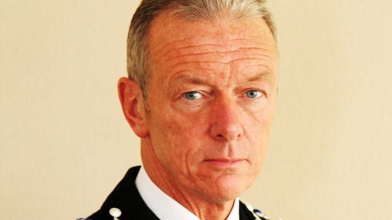 Met Commissioner Sir Bernard Hogan-Howe to retire - BBC News