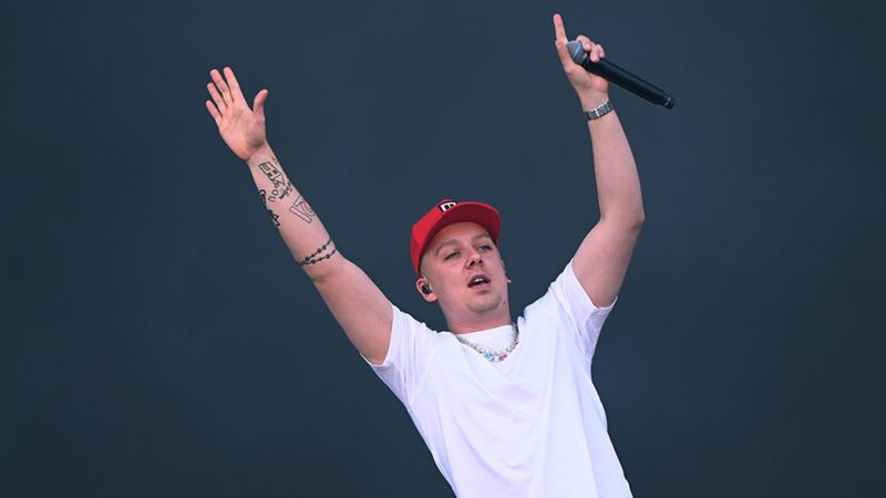 Radio 1's Big Weekend: Raye thrills fans at festival - BBC News