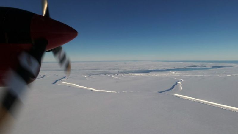Antarctic: Giant iceberg breaks away in front of UK station - BBC News