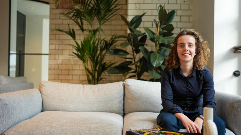 Youngest accountant Grace, 20, says uni was not for her - BBC News