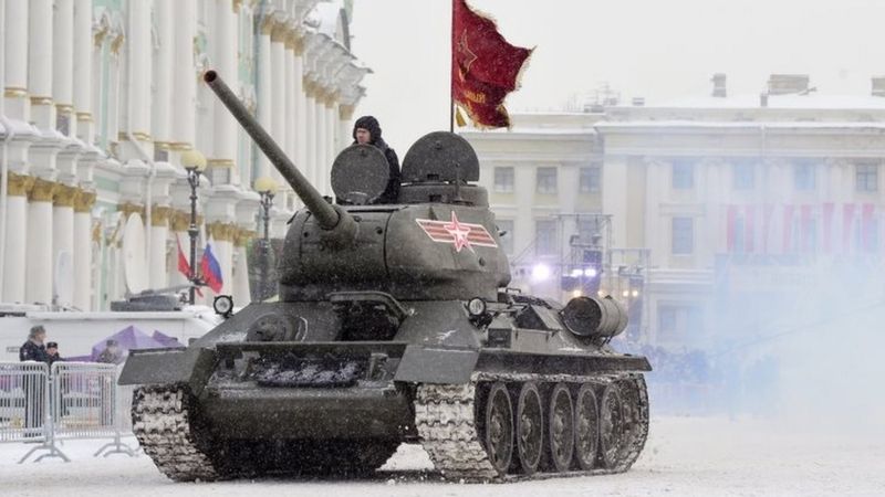 In pictures: Russia marks end of Leningrad WW2 siege - BBC News