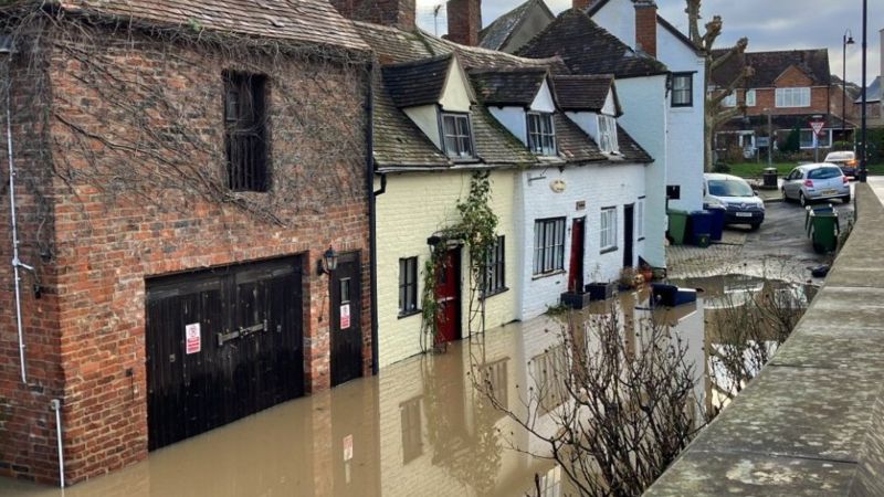 Tewkesbury: Support for residents recovering from flooding - BBC News