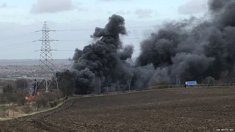 M1 in West Yorkshire covered in smoke from lorry fire - BBC News