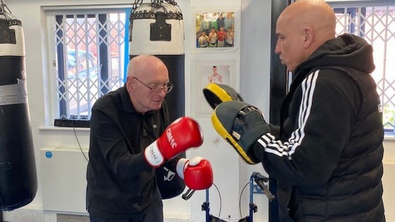 Wellington Boxing Club joins fight against Parkinson's disease - BBC News
