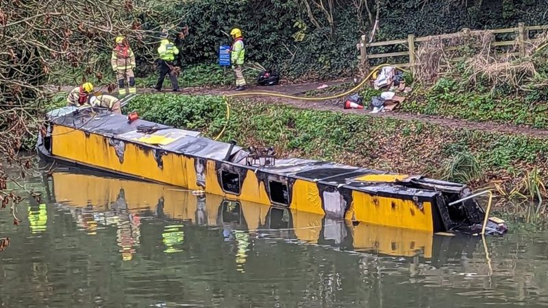 Devizes canal boat completely destroyed in fire - BBC News