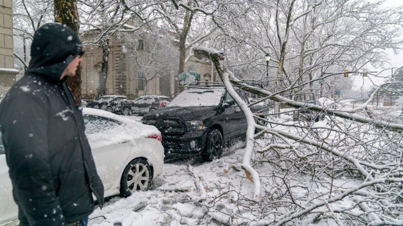 Winter storm dumps snow and knocks out power on US East Coast - BBC News