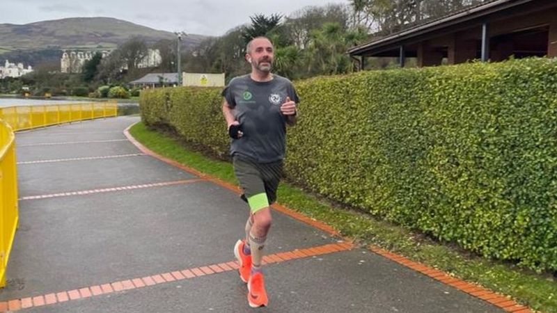 Manx runner tackles 10km every day for Isle of Man Foodbank - BBC News