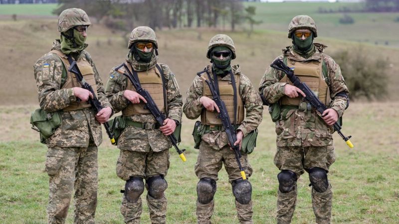 King Charles watches Ukrainian troops training in Wiltshire - BBC News