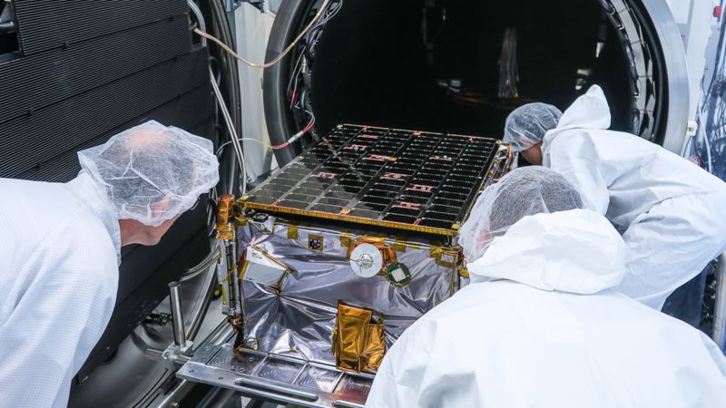 Finnish start-up ICEYE's radical space radar solution - BBC News