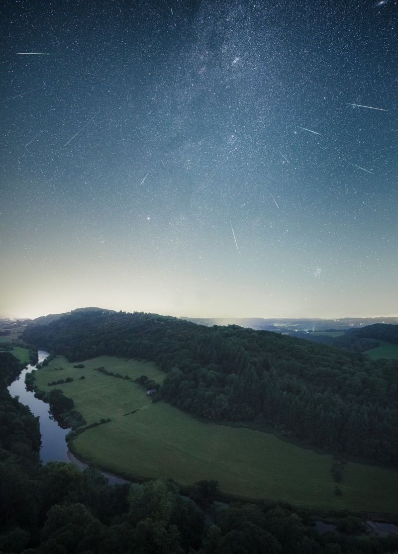Perseid meteor shower lights up skies - BBC News