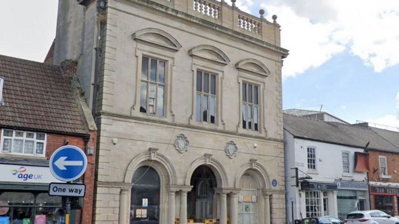 Grantham: 'At-risk' shop fronts get £400,000 makeover - BBC News
