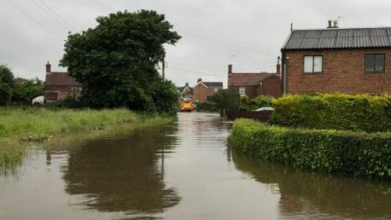 Wainfleet flooding: RAF helps to stem River Steeping breach - BBC News