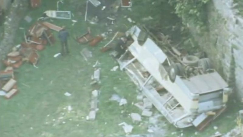 Dibble's Bridge coach crash: Film remembers 33 who died - BBC News