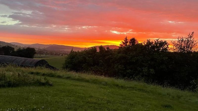 Spectacular pink and orange sunset lights up sky - BBC News