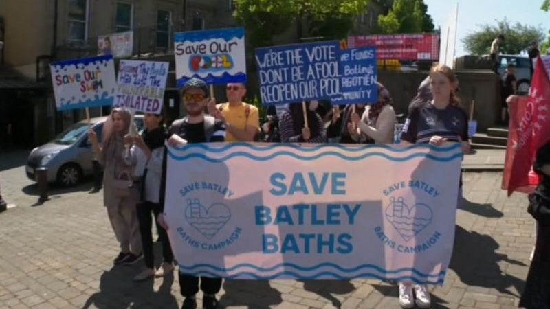 Batley: Protest held over swimming pool closure - BBC News