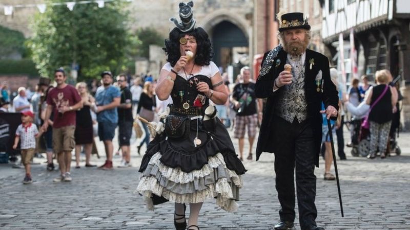 Thousands attend steampunk festival in Lincoln - BBC News