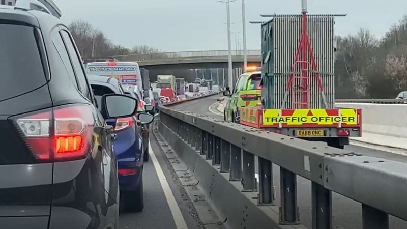 M5 reopens in Worcestershire after one confirmed dead - BBC News