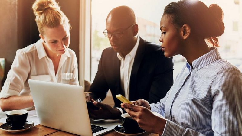 Online chatting at work gets the thumbs up from bosses - BBC News