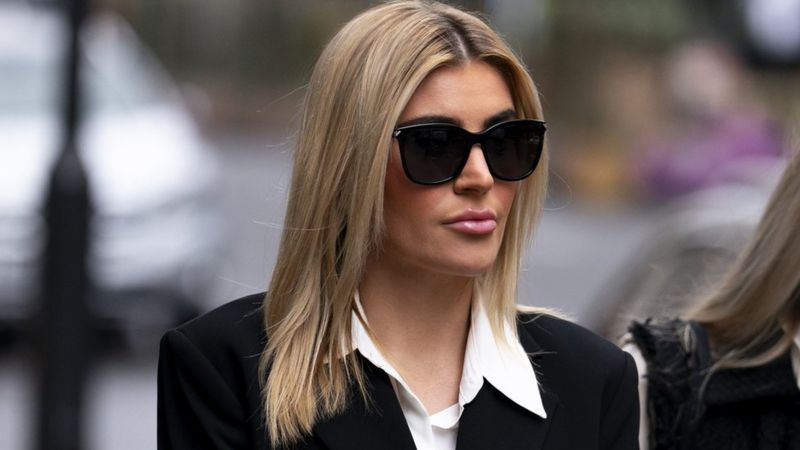 Chloe Othen: Jury fails to reach verdict in model assault case - BBC News