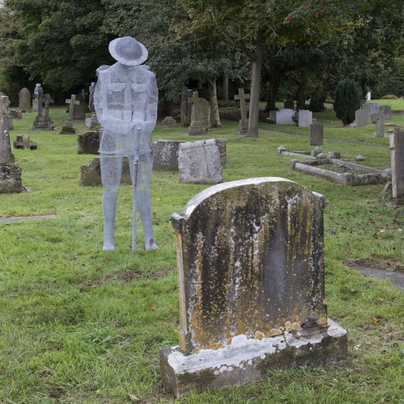 Ghost sculptures of WW1 soldiers erected in cemetery - BBC News