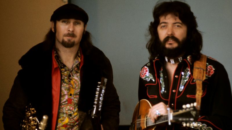 Summer Breeze singer Jim Seals dies aged 80 - BBC News