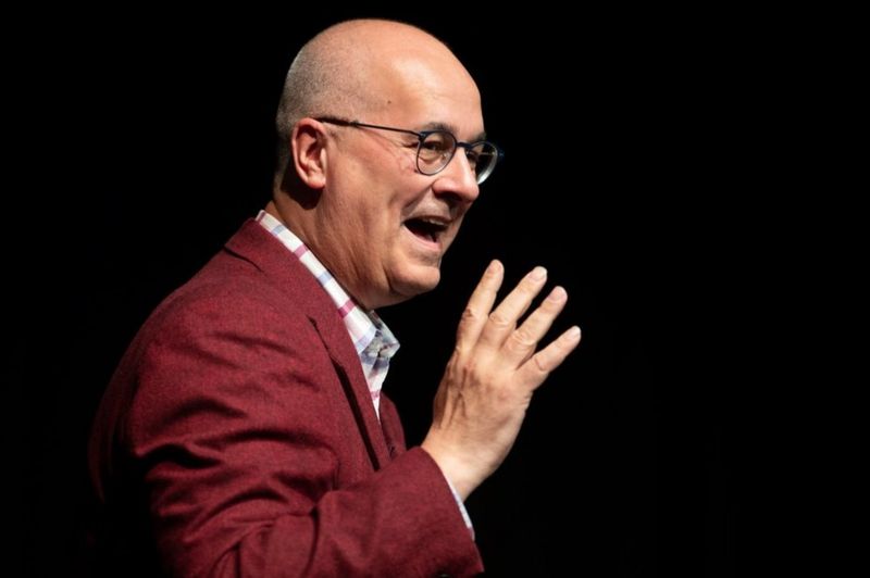 Broadcaster Iain Dale falls off stage at Buxton Festival - BBC News