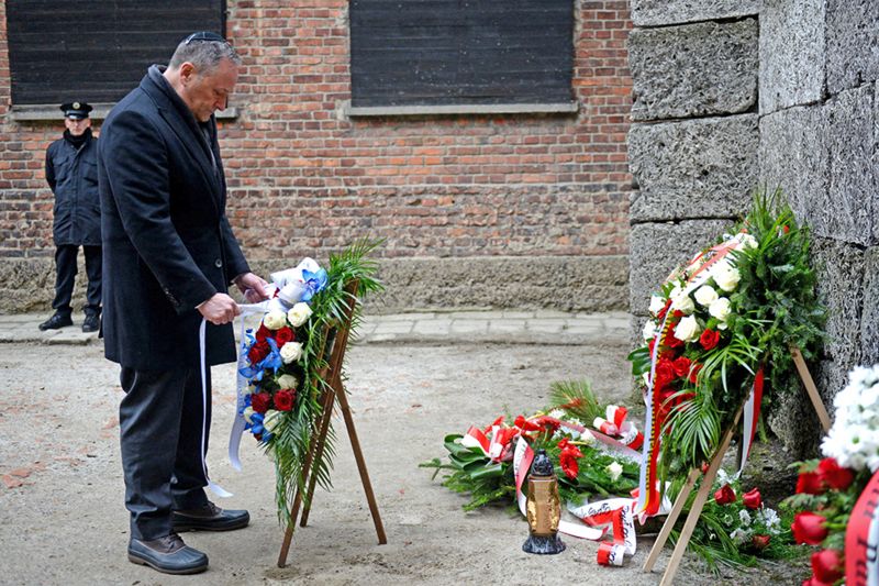 Survivors and leaders mark Holocaust Memorial Day - BBC News