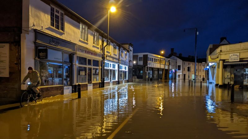 River Severn Flooding: Homes and businesses evacuated - BBC News