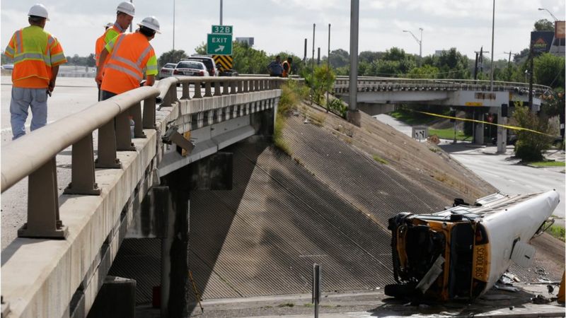 Two dead and three injured in Houston motorway crash - BBC News