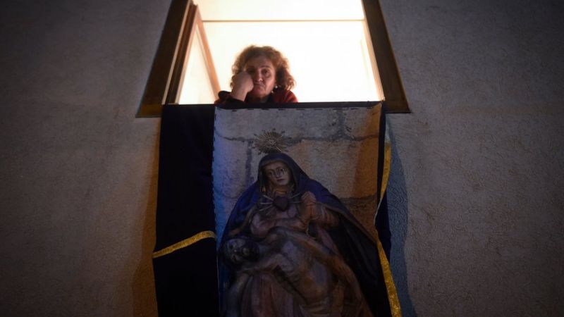 Coronavirus: World celebrates Easter despite lockdown - BBC News