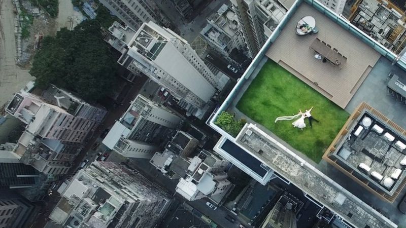 Rooftop 'newlyweds' captured by accidental drone shot - BBC News