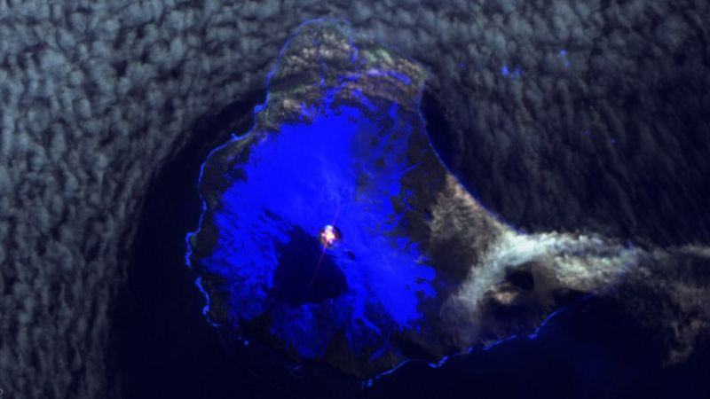 Remote Mount Michael volcano hosts persistent lava lake - BBC News