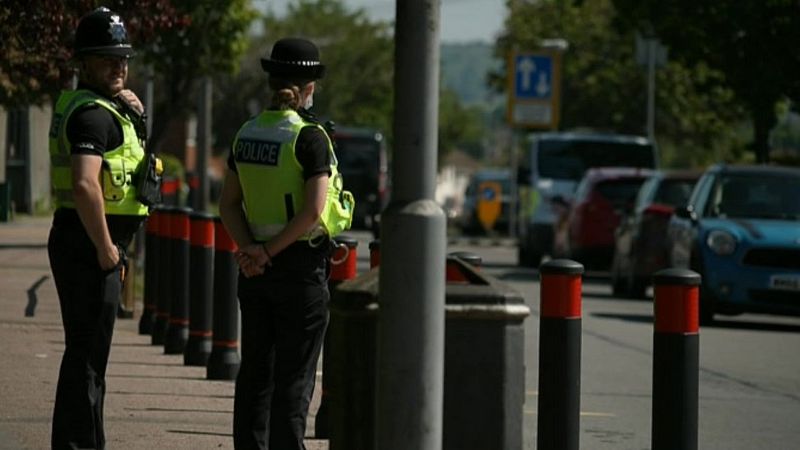 Luton stabbing: Two teenagers arrested over 16-year-old's death - BBC News