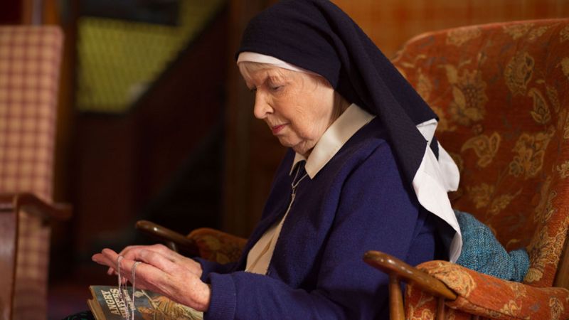 June Whitfield: A life in pictures - BBC News