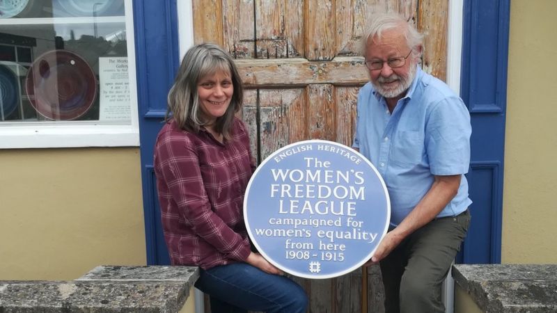 Blue plaque scheme celebrates major milestone - BBC News