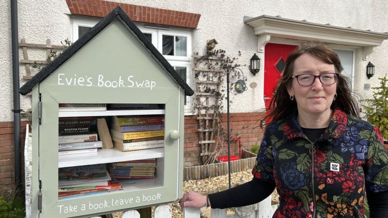 New community book swap opens in memory of Calne teenager - BBC News