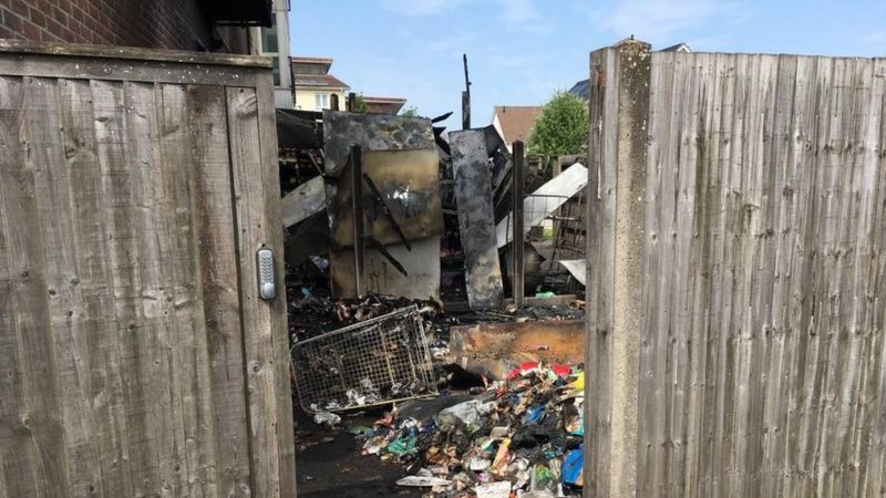 People evacuated from Amesbury fire-damaged flats - BBC News